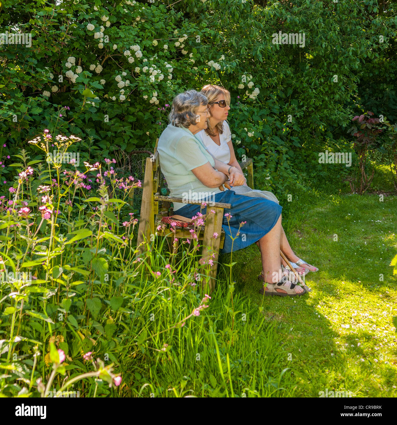Old woman cottage uk hi-res stock photography and images - Alamy