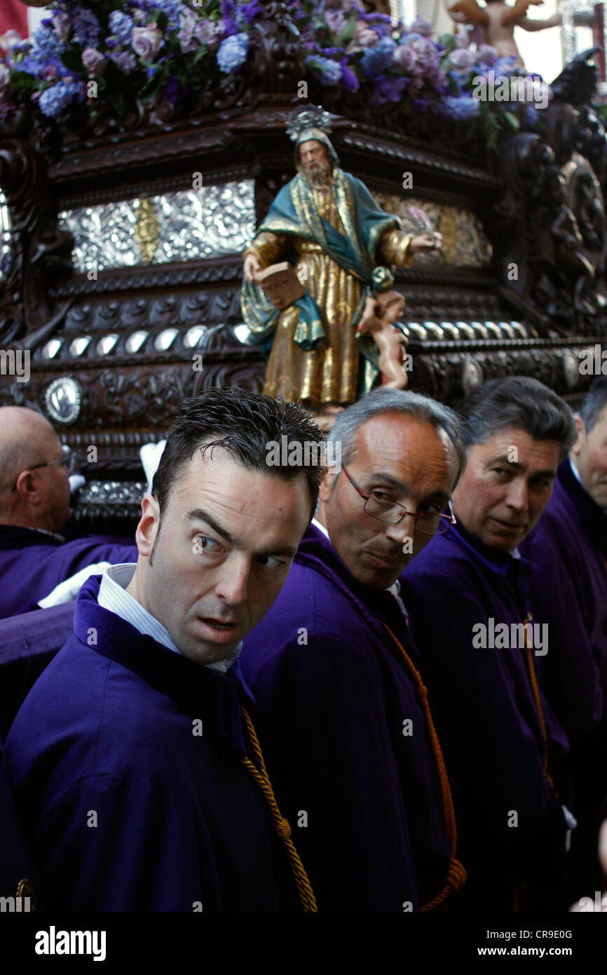 Men carrying a throne hi-res stock photography and images - Alamy