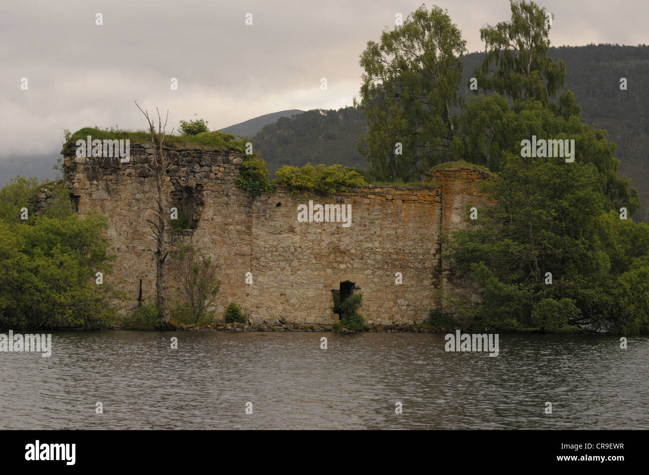Castle in middle loch hi-res stock photography and images - Alamy