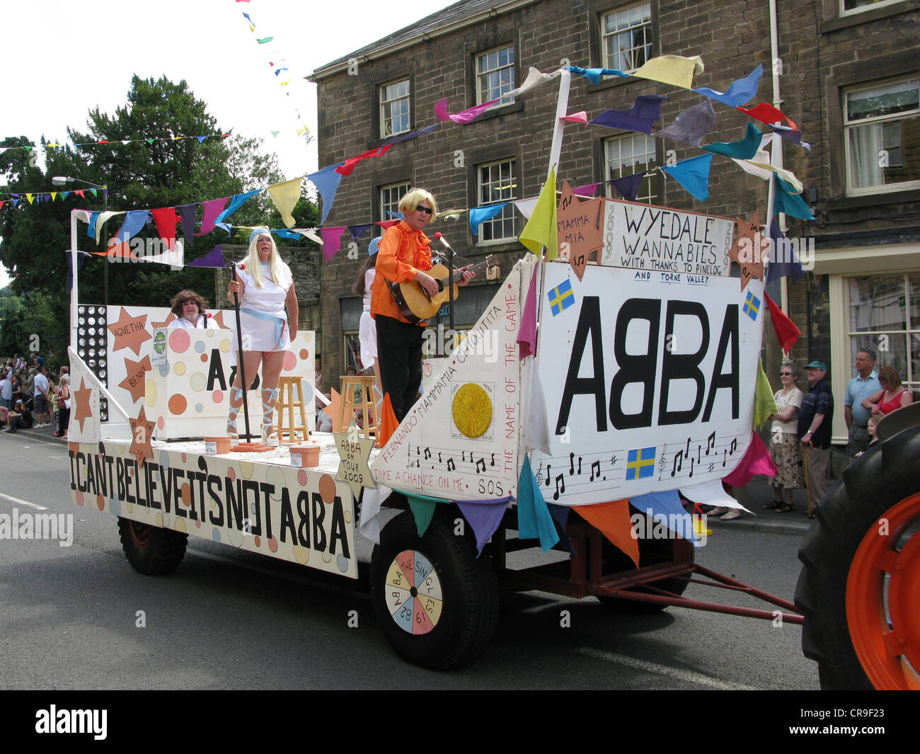 Bakewell carnival parade in Derbyshire 2009. Crowds line streets to see ...