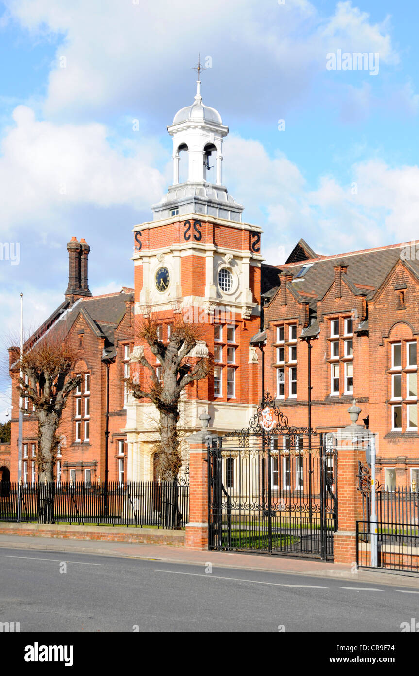 Uk school gates hi-res stock photography and images - Alamy