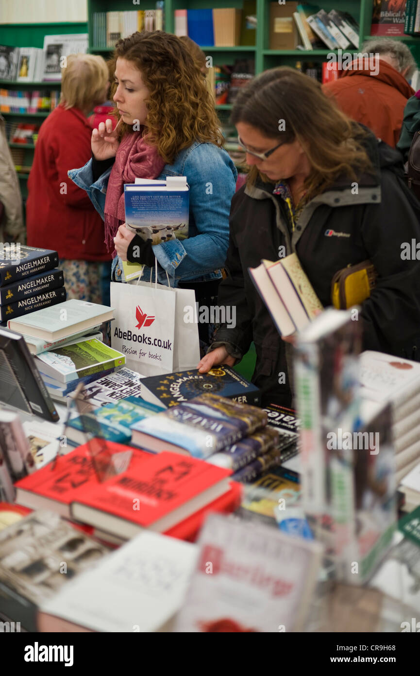 Browsing books bookshop visitors uk hi-res stock photography and images ...