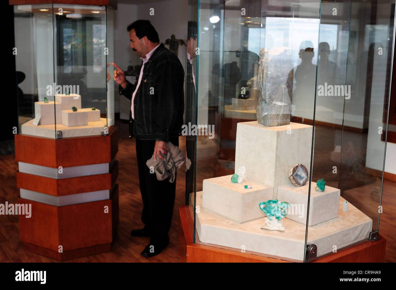 Emerald gemstone museum hi-res stock photography and images - Alamy