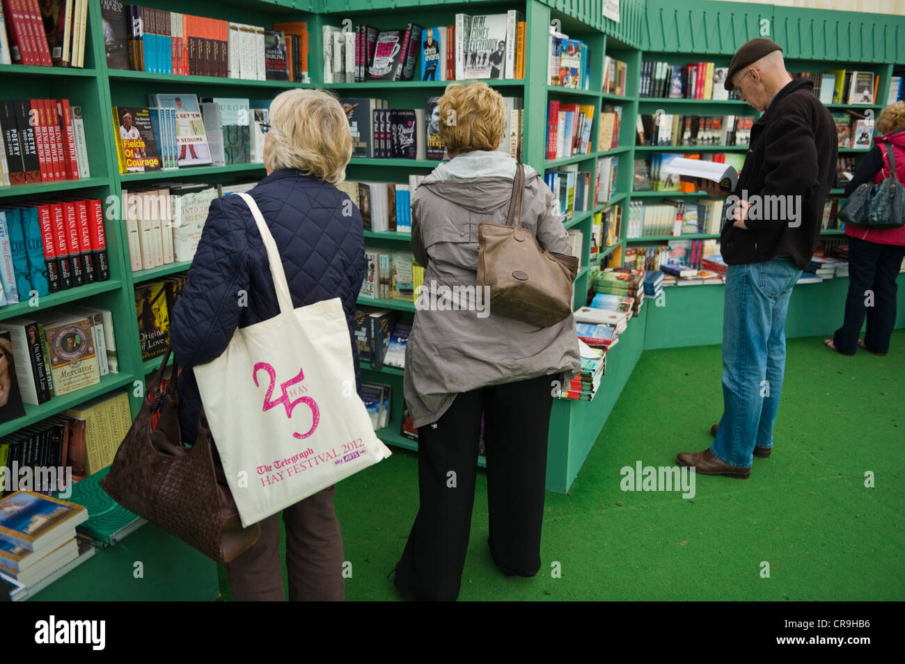 Browsing books bookshop visitors uk hi-res stock photography and images ...