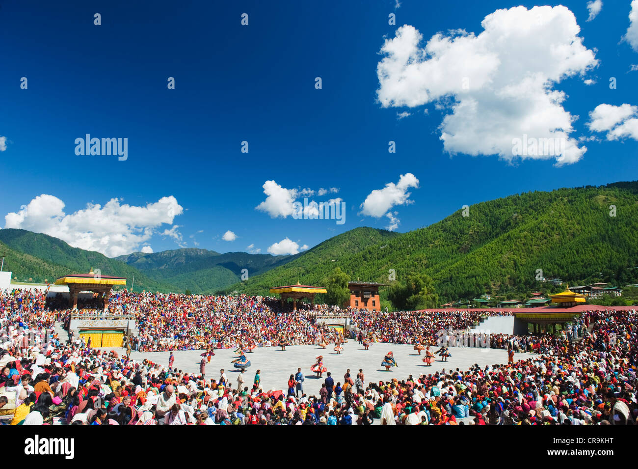 Autumn tsechu festival at trashi chhoe dzong hi-res stock photography ...