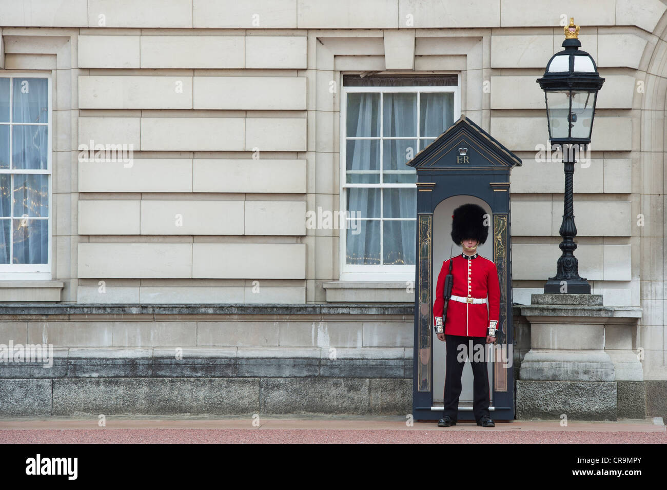 Coldstream guardsman on sentry duty outside Buckingham Palace. London ...