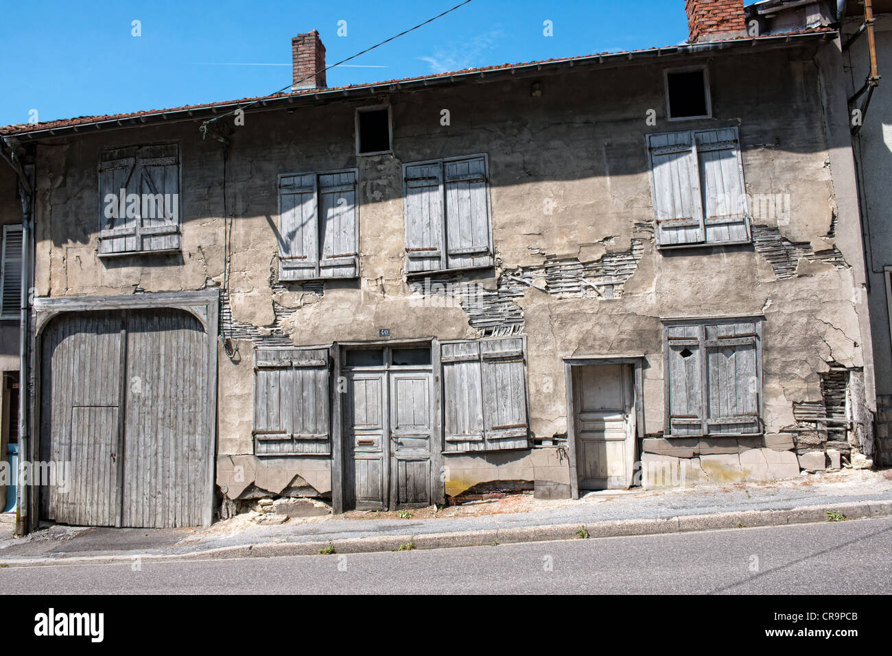 Dilapidated french facade hi-res stock photography and images - Alamy