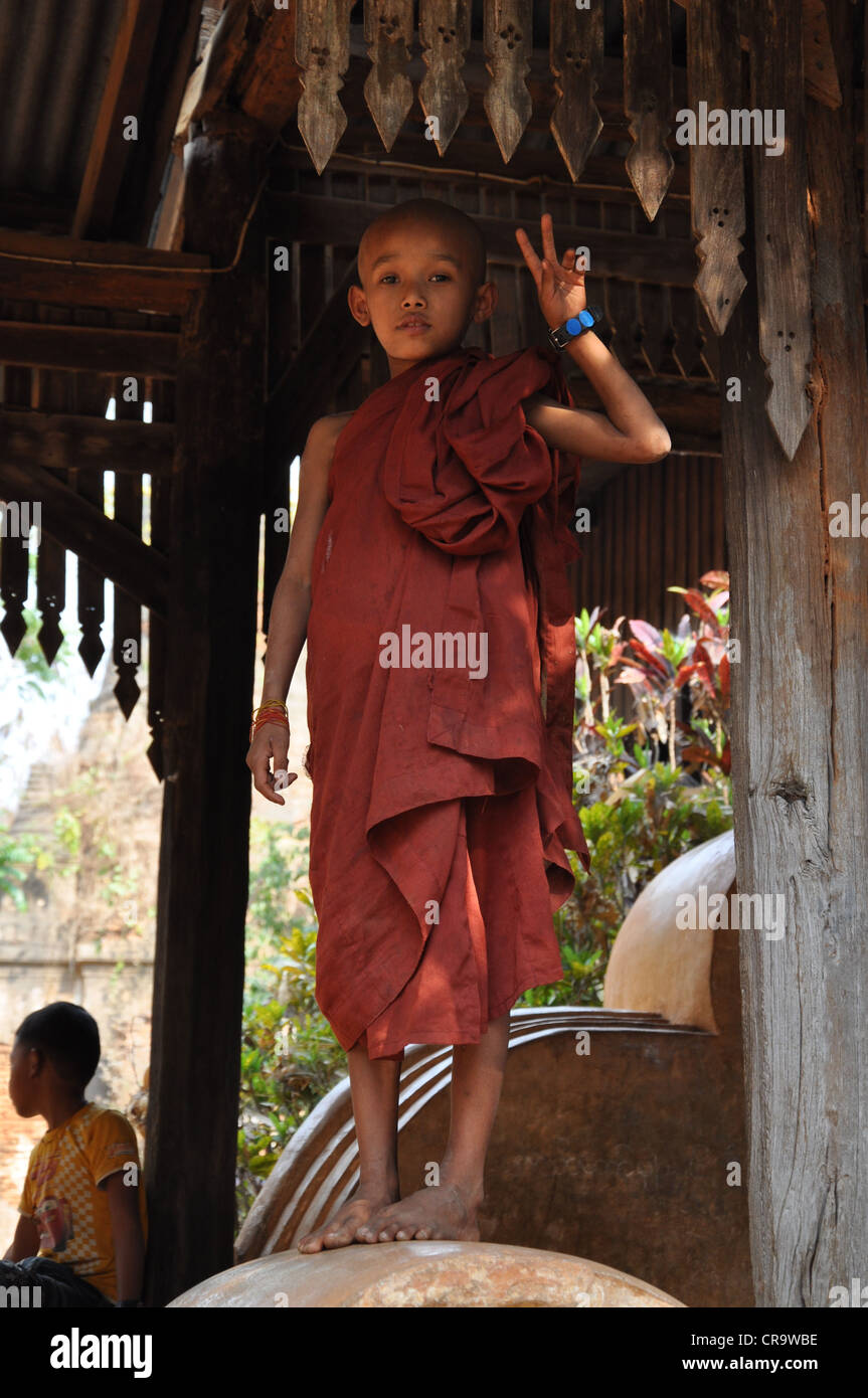 Small monk in red cloths hi-res stock photography and images - Alamy