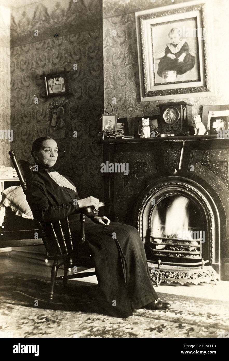 Photo old lady sitting hi-res stock photography and images - Alamy