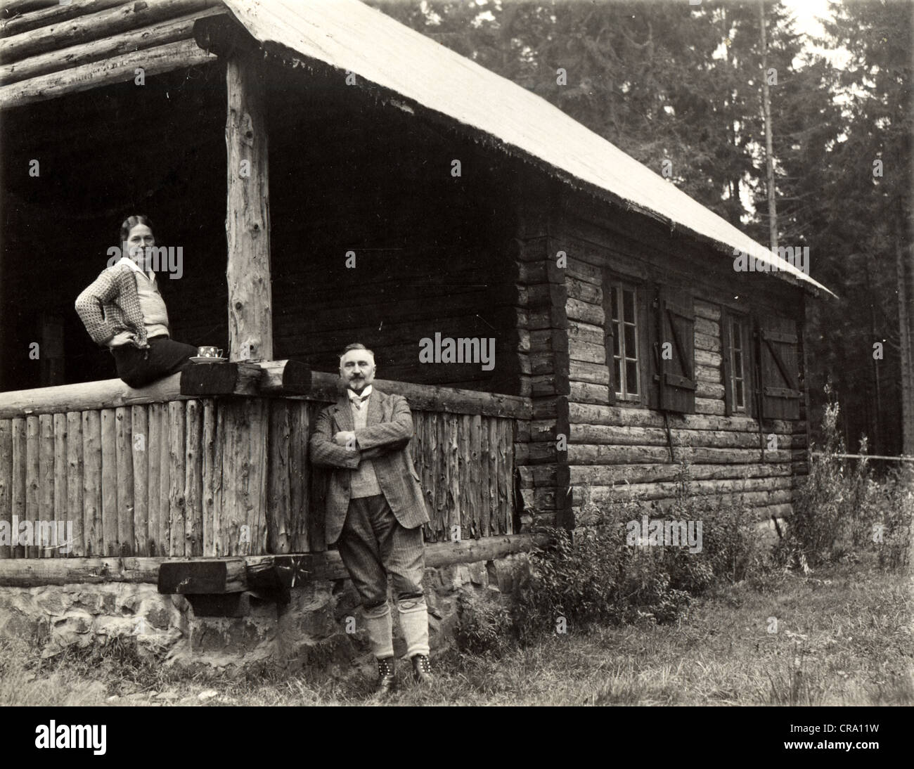 Old cabin in the woods hi-res stock photography and images - Alamy