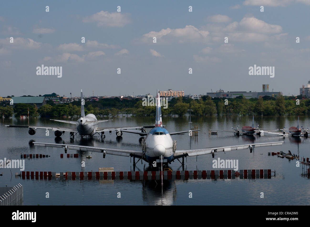 Airplanes on flooded runway. Don Mueang International Airport, Bangkok ...