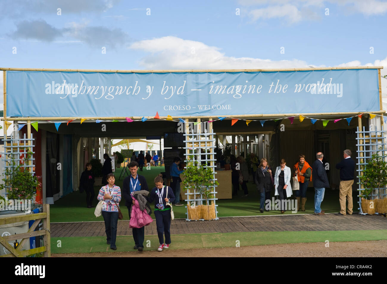 Bilingual welsh english tourism signs High Resolution Stock Photography ...