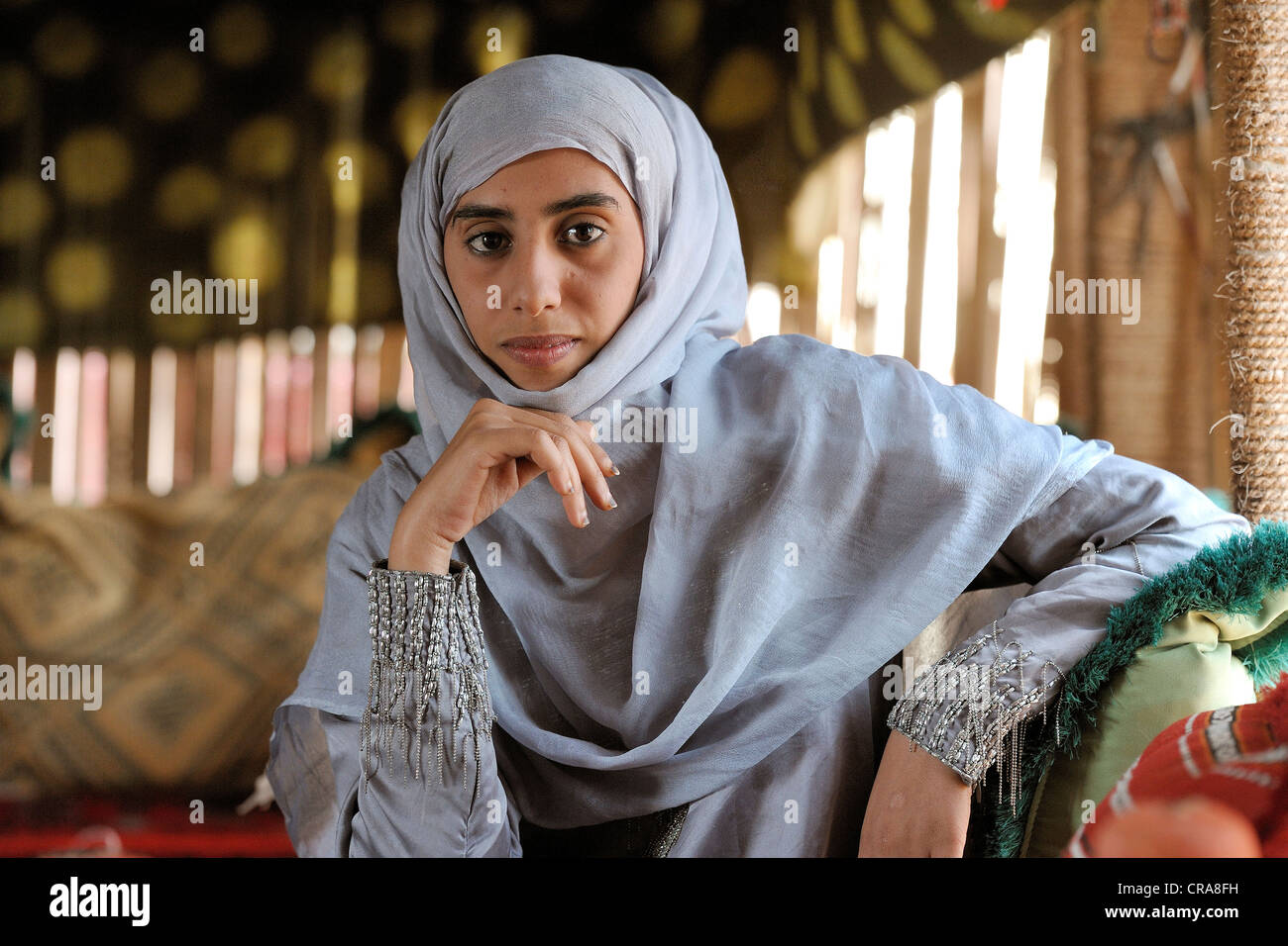 Portrait of a Bedouin woman in Wahiba Sands Desert, Oman, Middle East ...