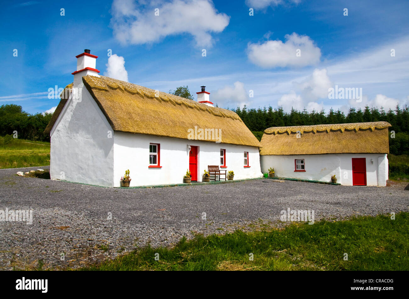 Traditional thatched Irish cottage Stock Photo - Alamy