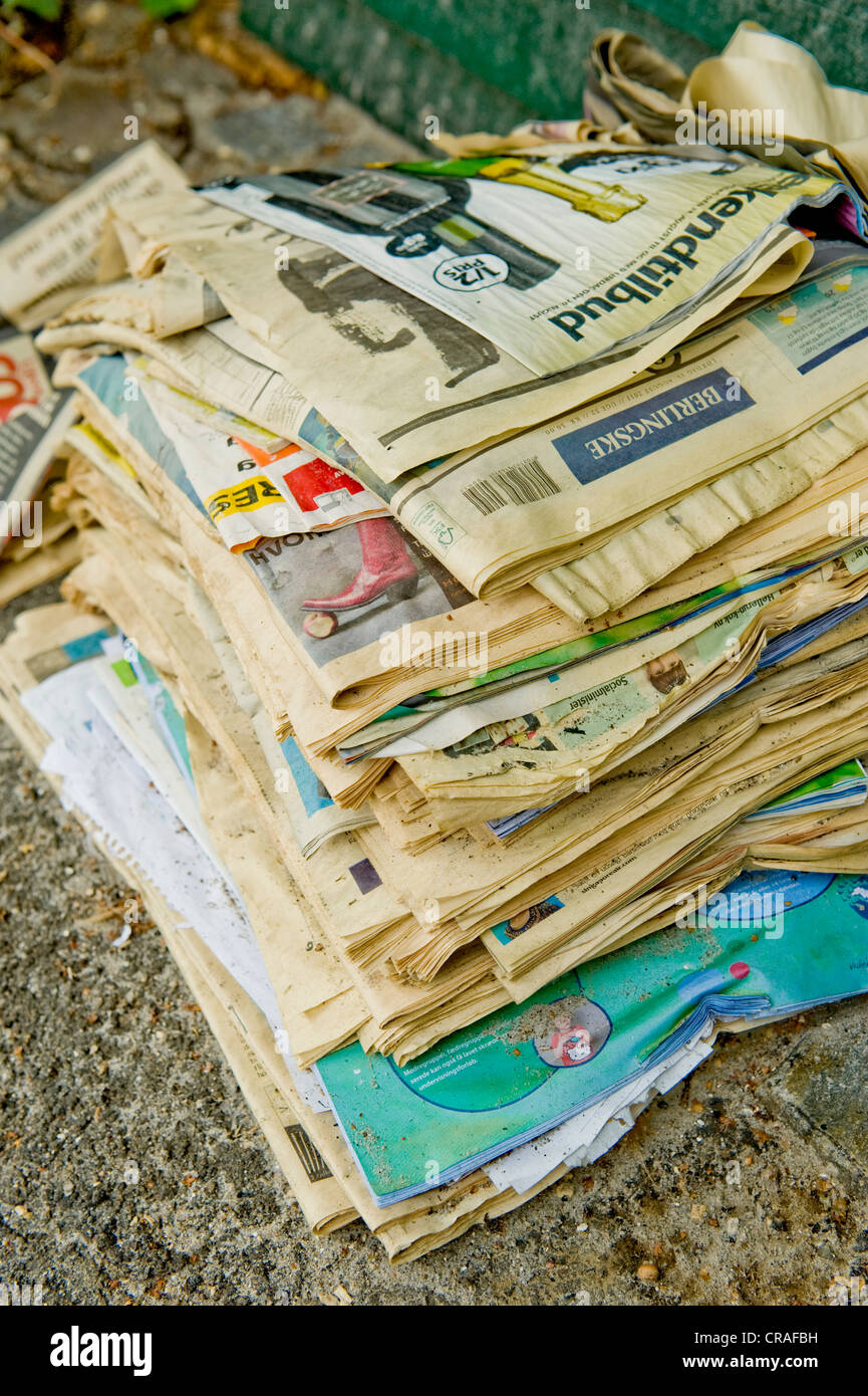 Trash old newspaper hi-res stock photography and images - Alamy