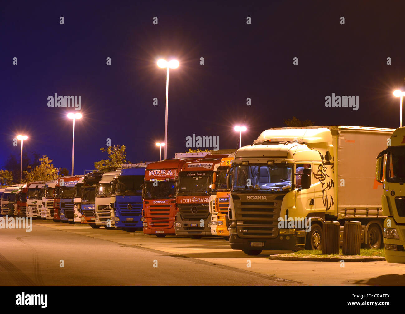 Trucks stop hi-res stock photography and images - Alamy