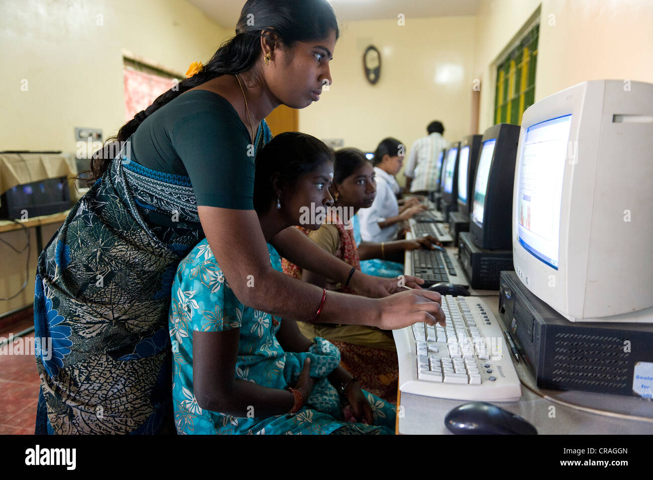 Teacher and Indian girls who are getting computer lessons, Kutti ... Teacher and Indian girls who are getting computer lessons, Kutti ...