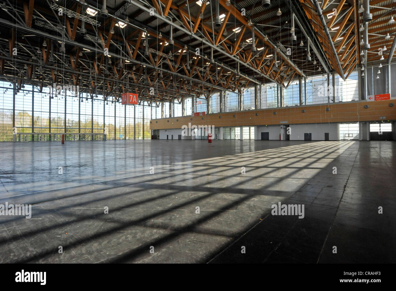 Empty exhibition hall hi-res stock photography and images - Alamy