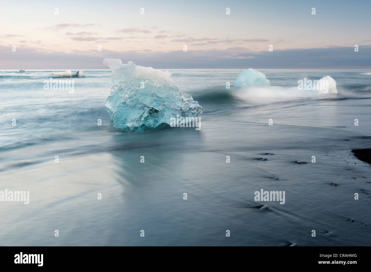 Melting ice, beach, Joekulsárlón glacier lagoon, eastern Iceland ...