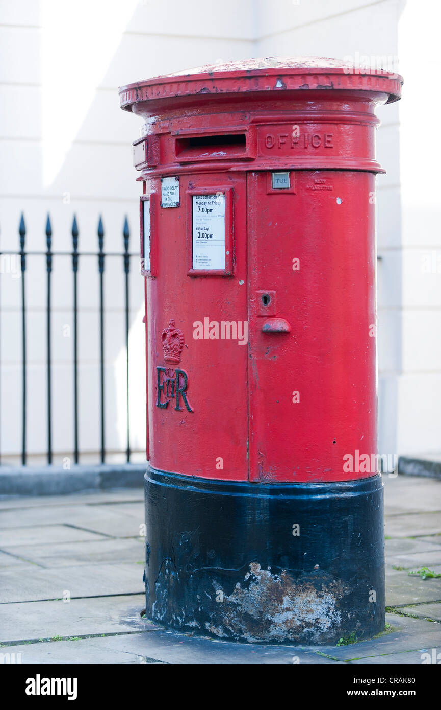 Red post box uk london hi-res stock photography and images - Alamy