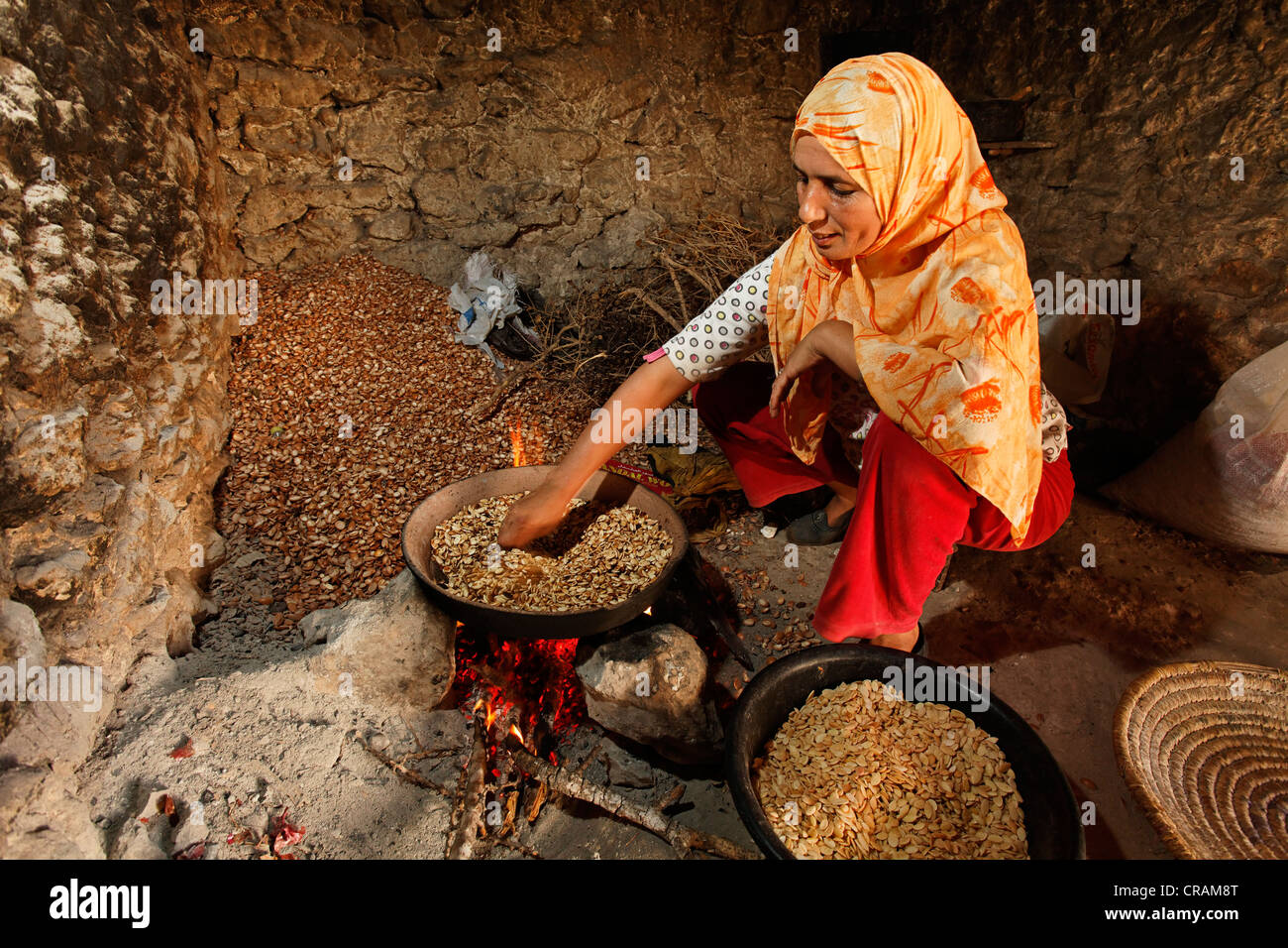 Woman cooking over fire hi-res stock photography and images - Alamy
