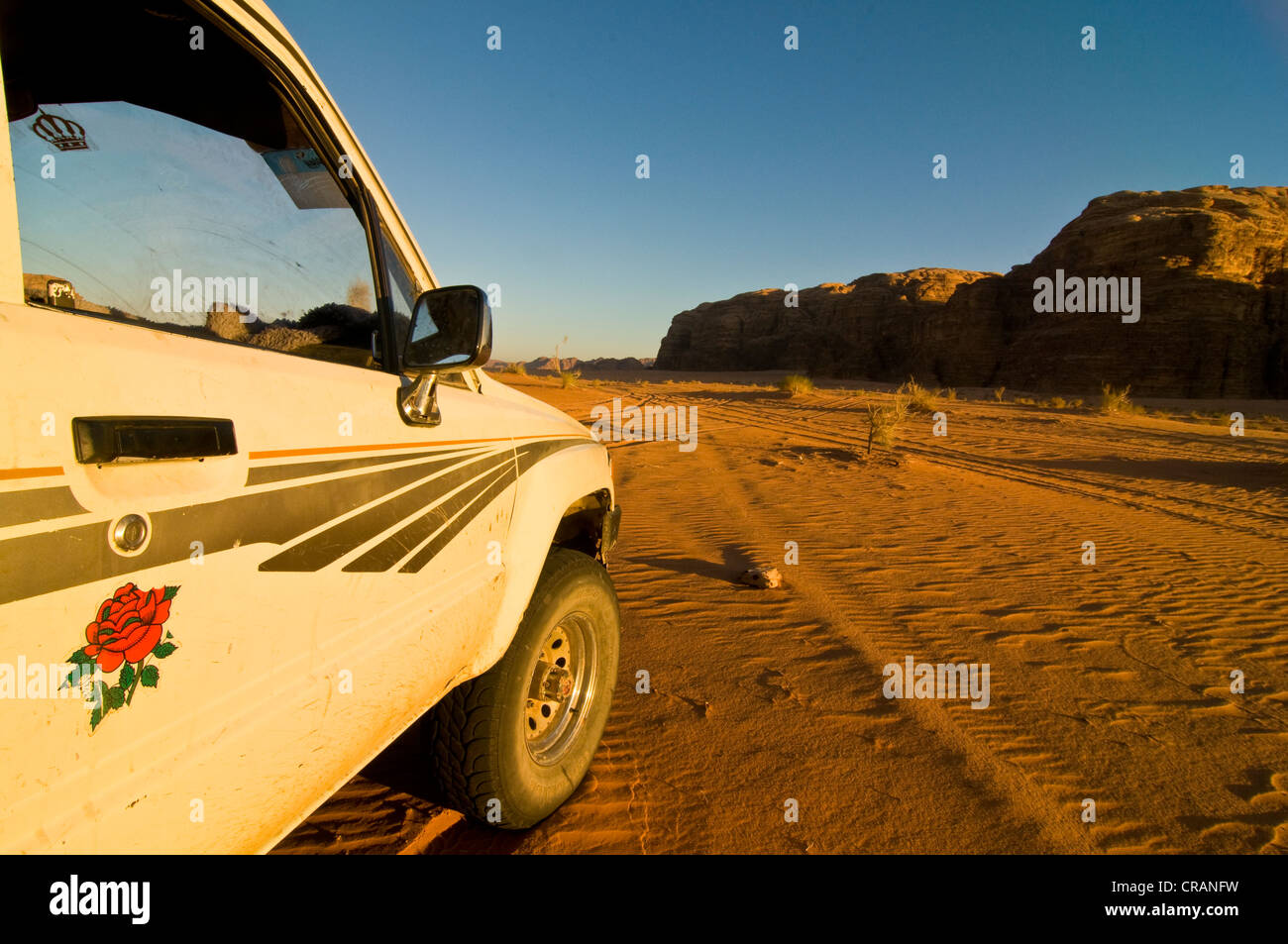 Wadi rum jordan 4x4 hi-res stock photography and images - Alamy