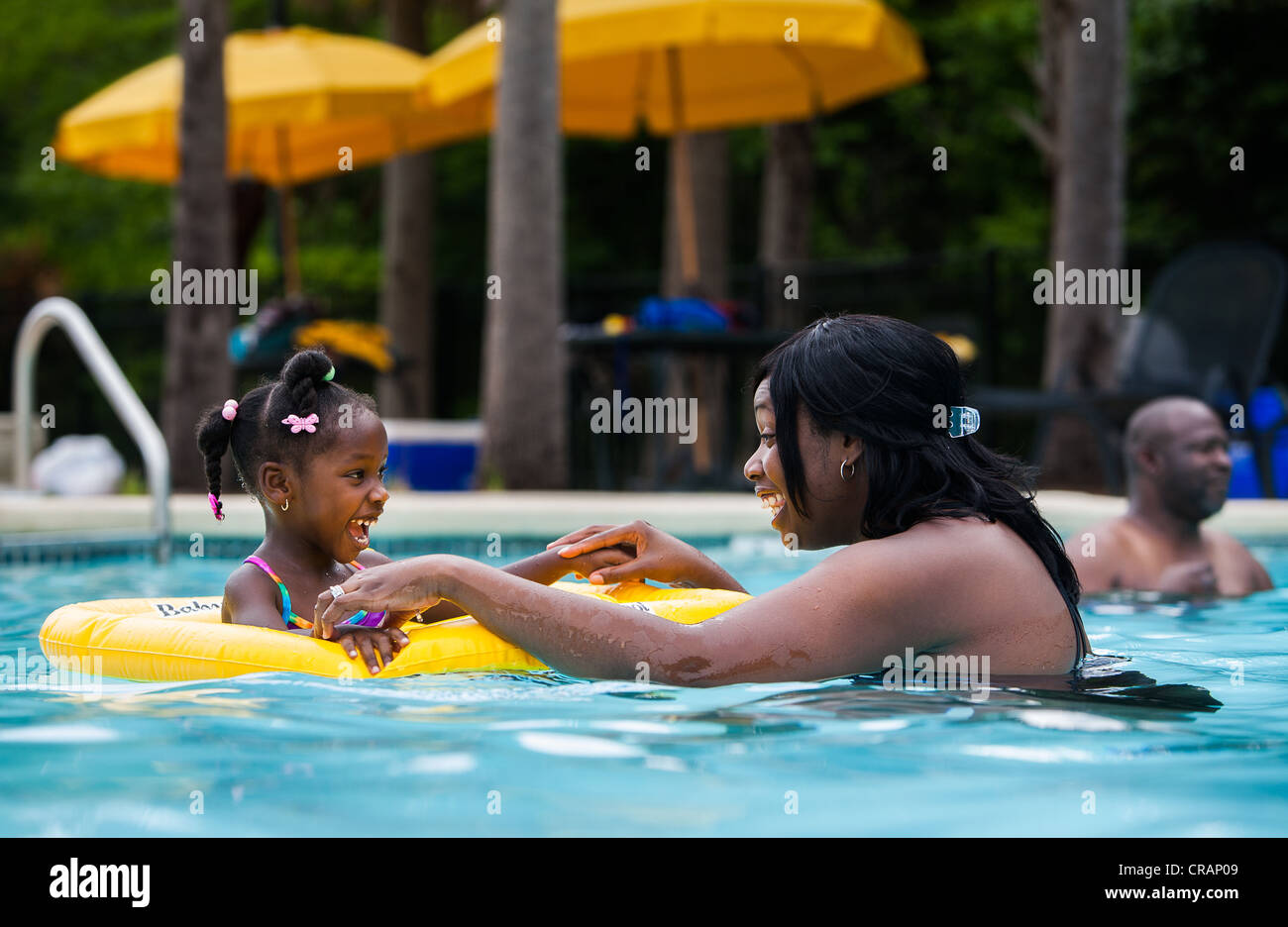 Mother daughter swimming pool hi-res stock photography and images - Alamy