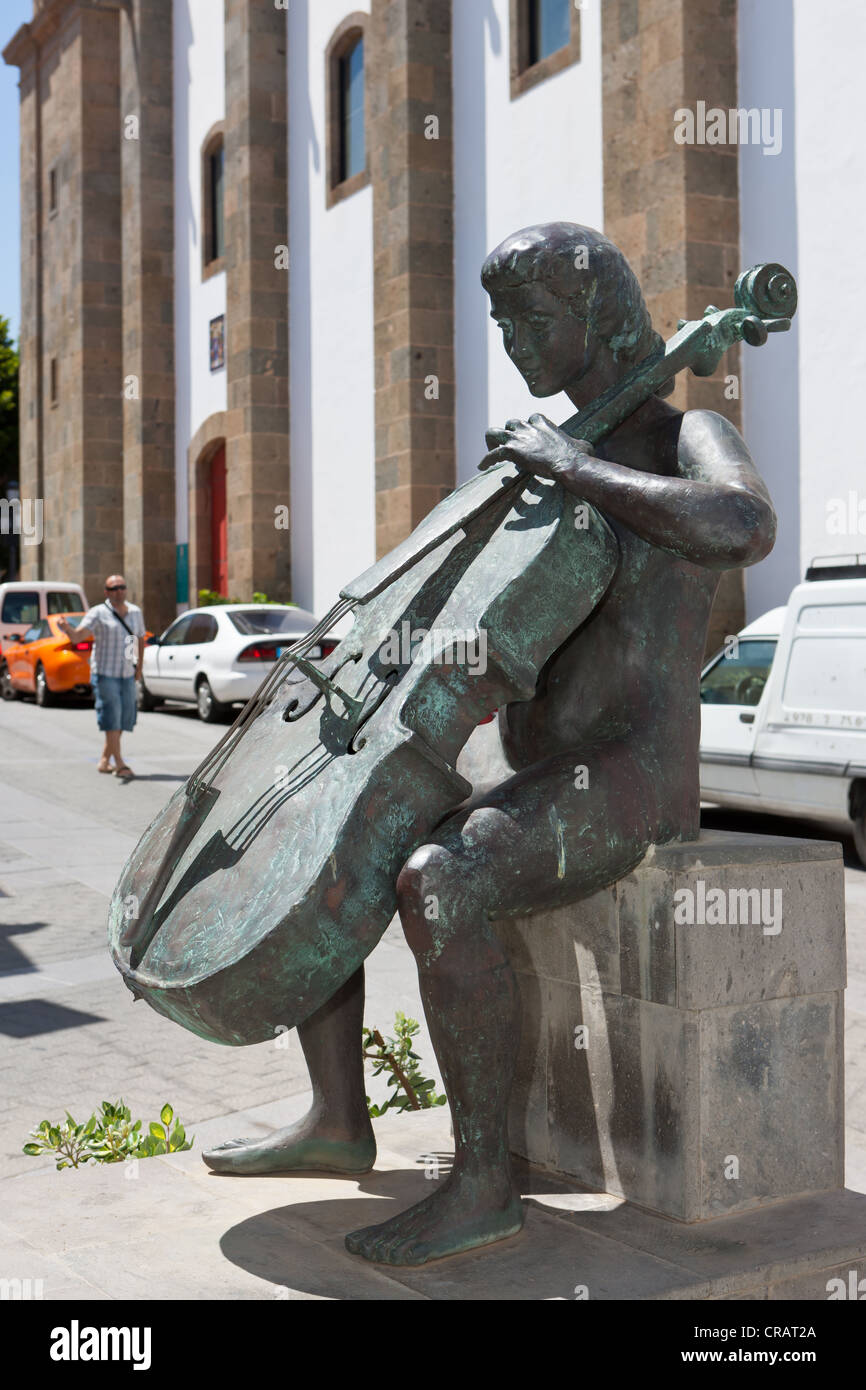 Village square with a bronze sculpture of a cello player, Homenaje a la ...