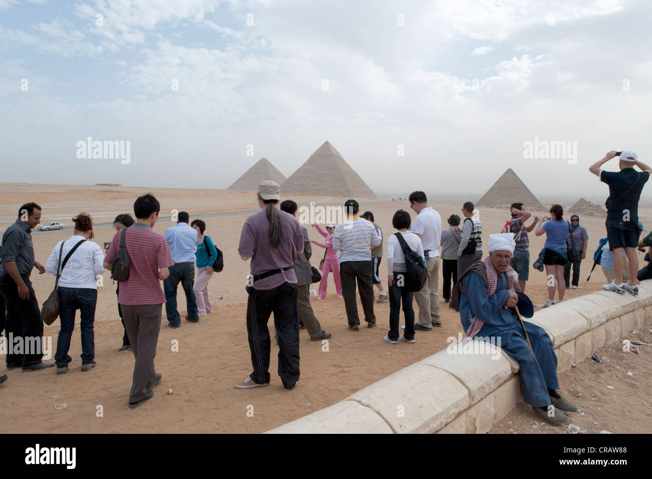 People posing in front of pyramids if Giza Stock Photo - Alamy