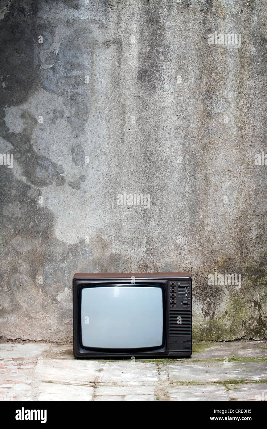 Old tv tube interior hi-res stock photography and images - Alamy