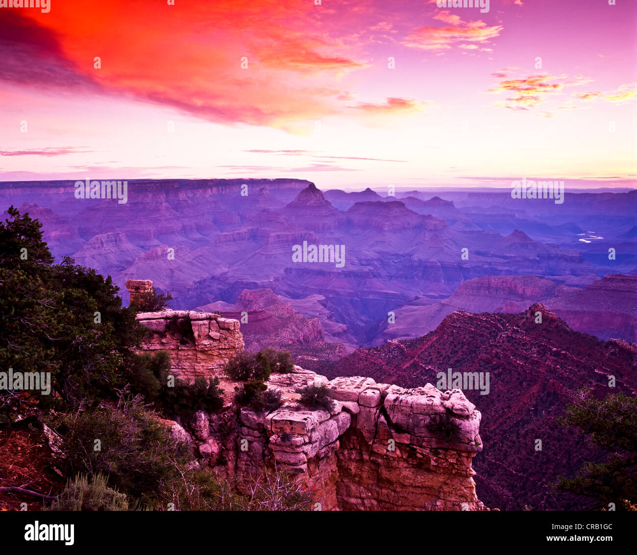 A beautiful sunrise from Grandview Point on the south rim of the Grand ...
