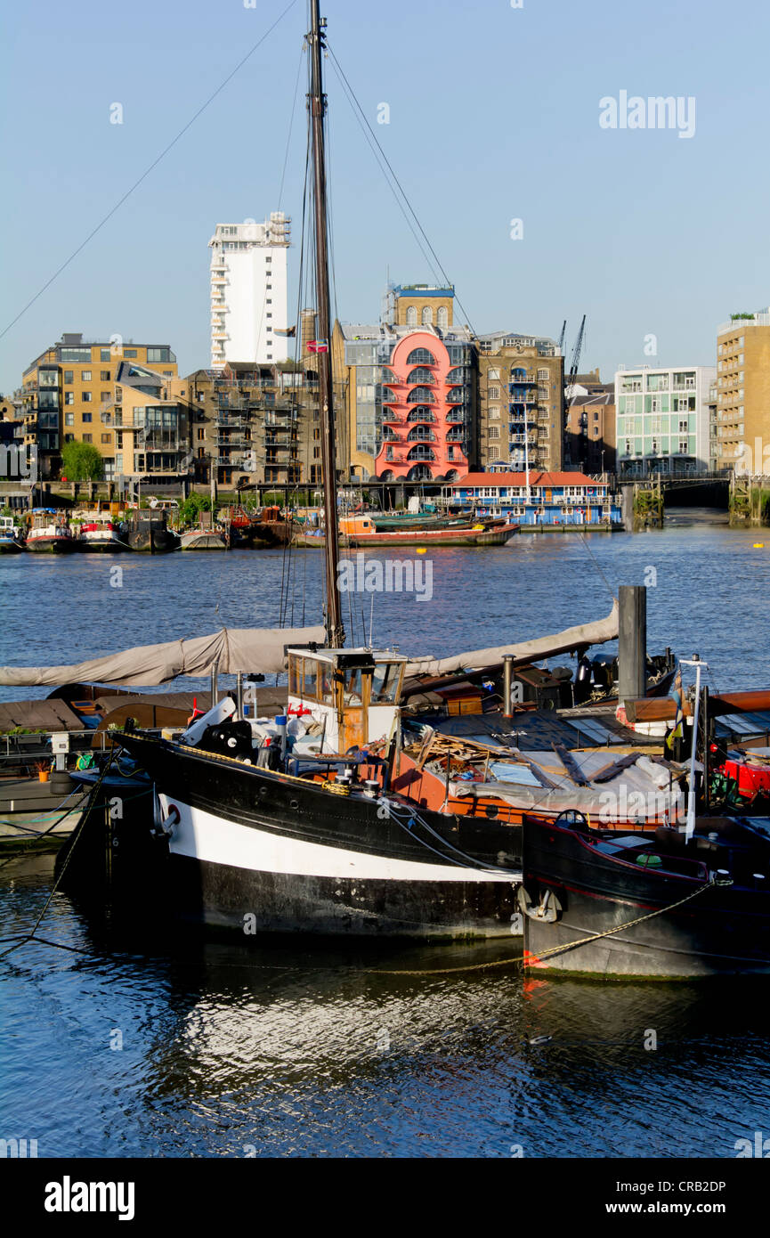 London barges hi-res stock photography and images - Alamy