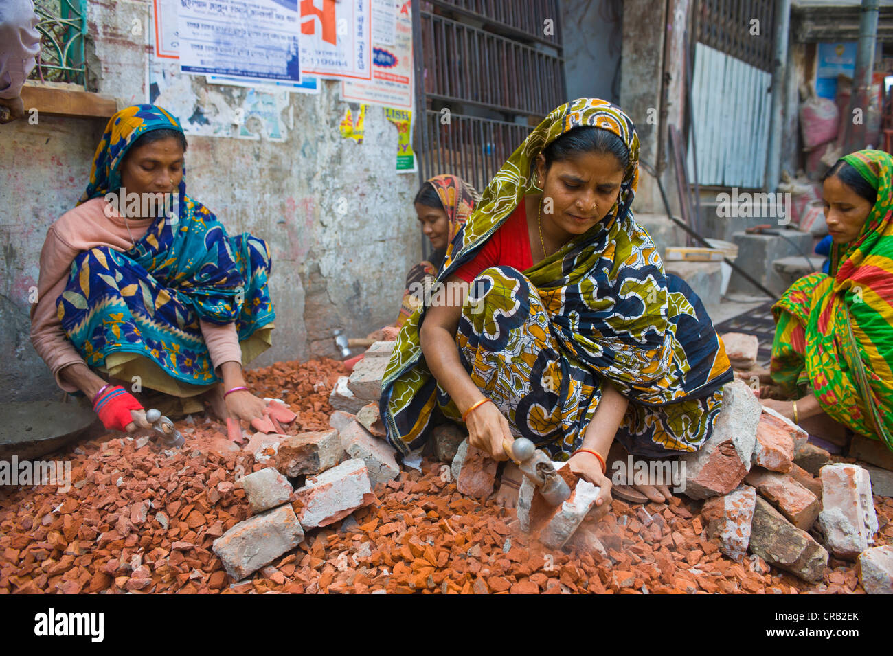 Women breaking stones hi-res stock photography and images - Alamy
