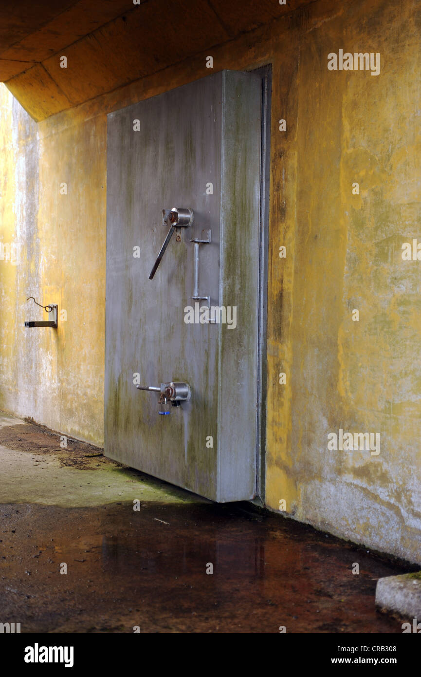 Heavy steel prison door hi-res stock photography and images - Alamy