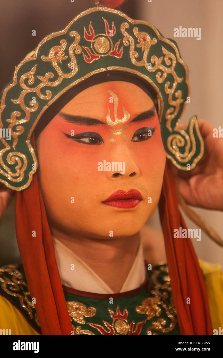 Beijing Feung Lei opera troupe perform at HuGuang Guildhall Opera House ...