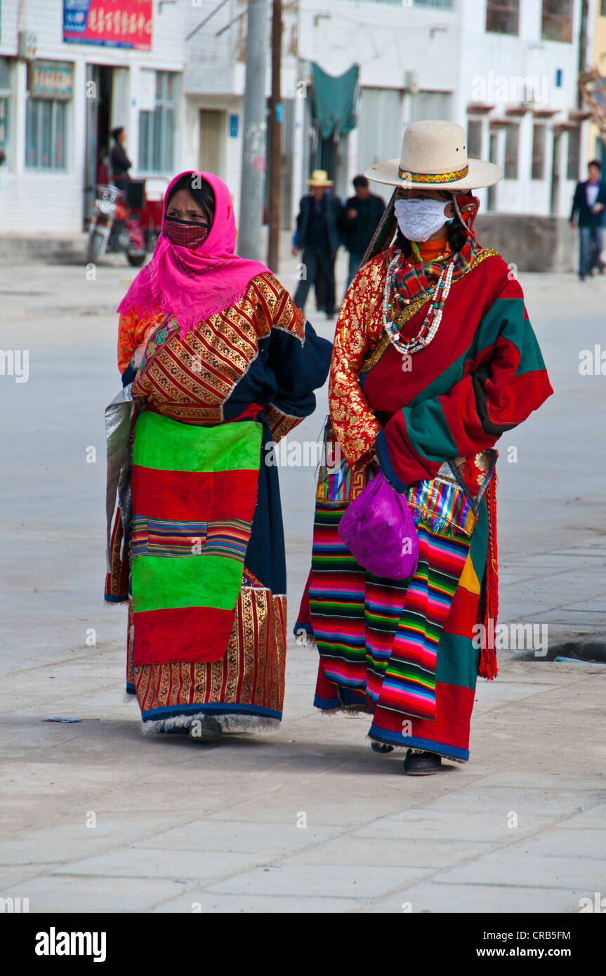 Traditionally dressed women on the festival of the tribes in Gerze ...