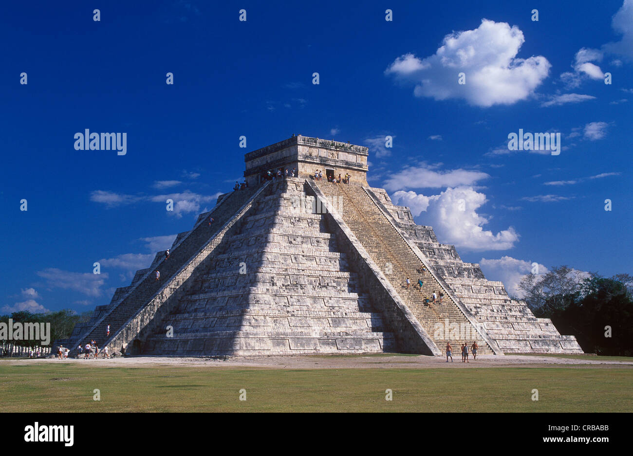 Pyramid of Kukulcan, Maya ruins of Chichen Itza, Yucatan, Mexico, North ...