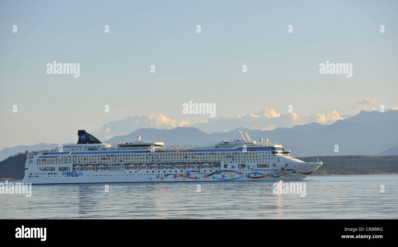 Cruise ship front view hi-res stock photography and images - Alamy