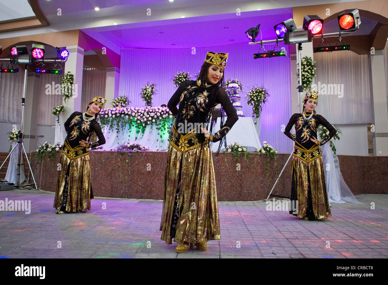 Uzbekistan, Samarkand, Wedding party, folk dancers Stock Photo - Alamy