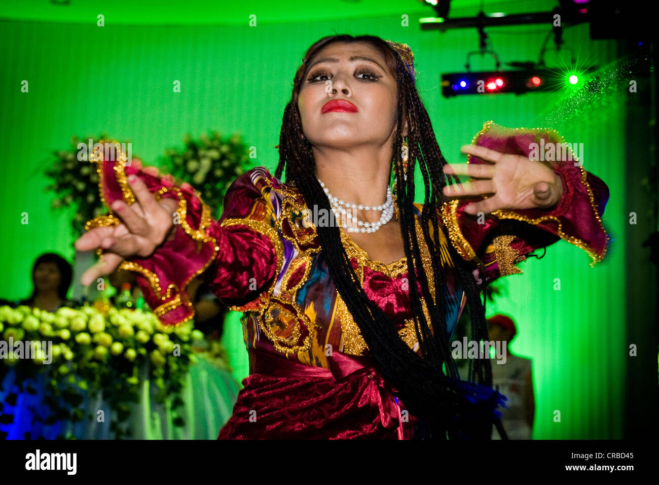 Uzbekistan, Samarkand, Wedding party, folk dancers Stock Photo - Alamy