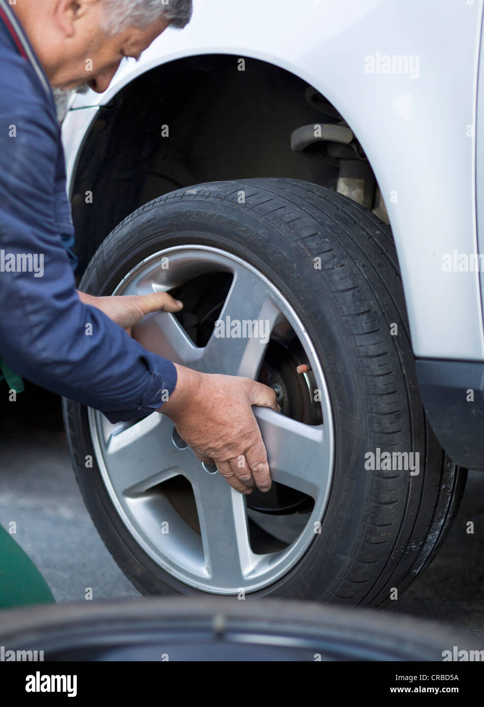 mechanic changing a wheel of a modern car Stock Photo - Alamy