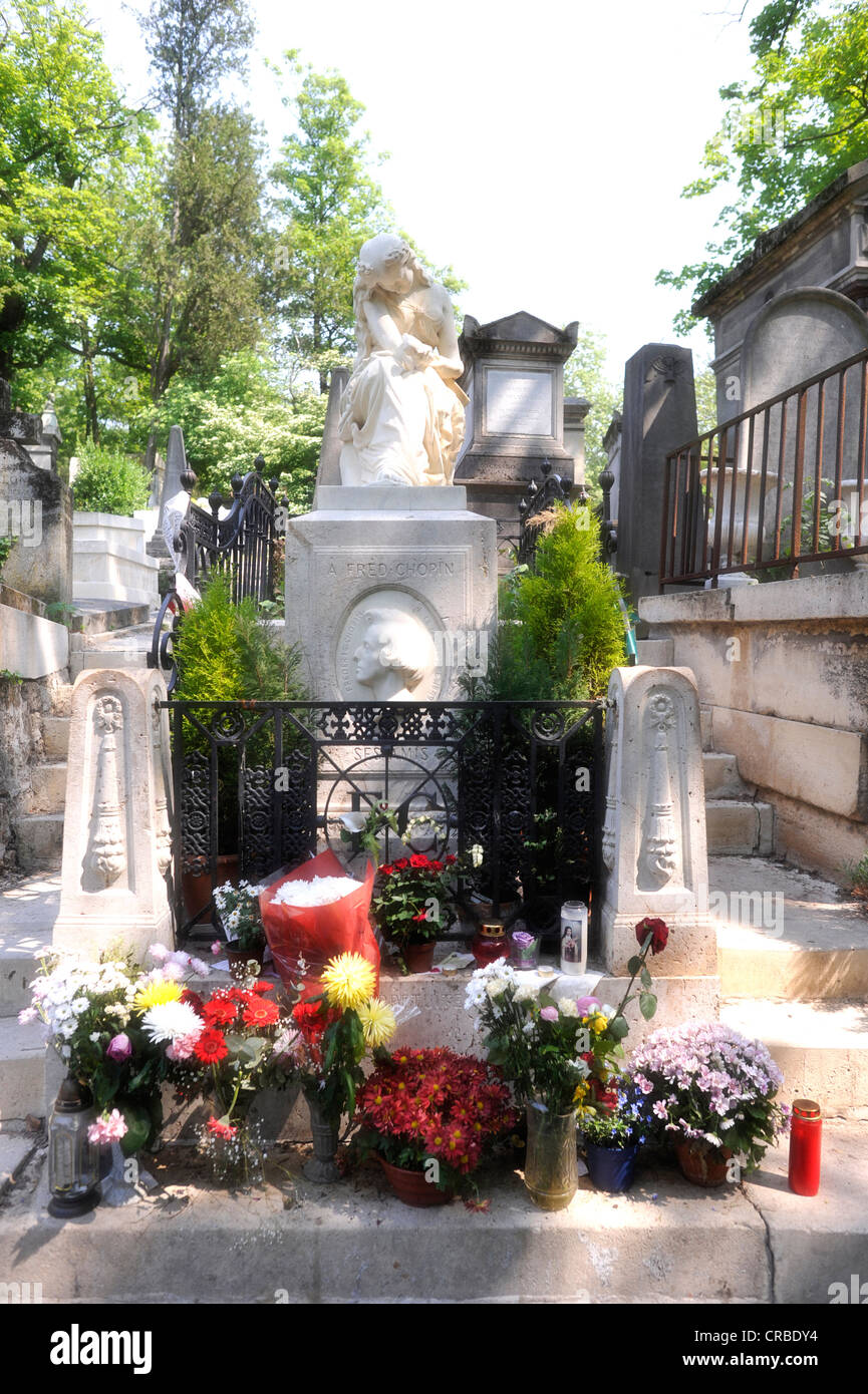 Grave of Frédéric Chopin, Cimetière du Père Lachaise Cemetery, Paris ...
