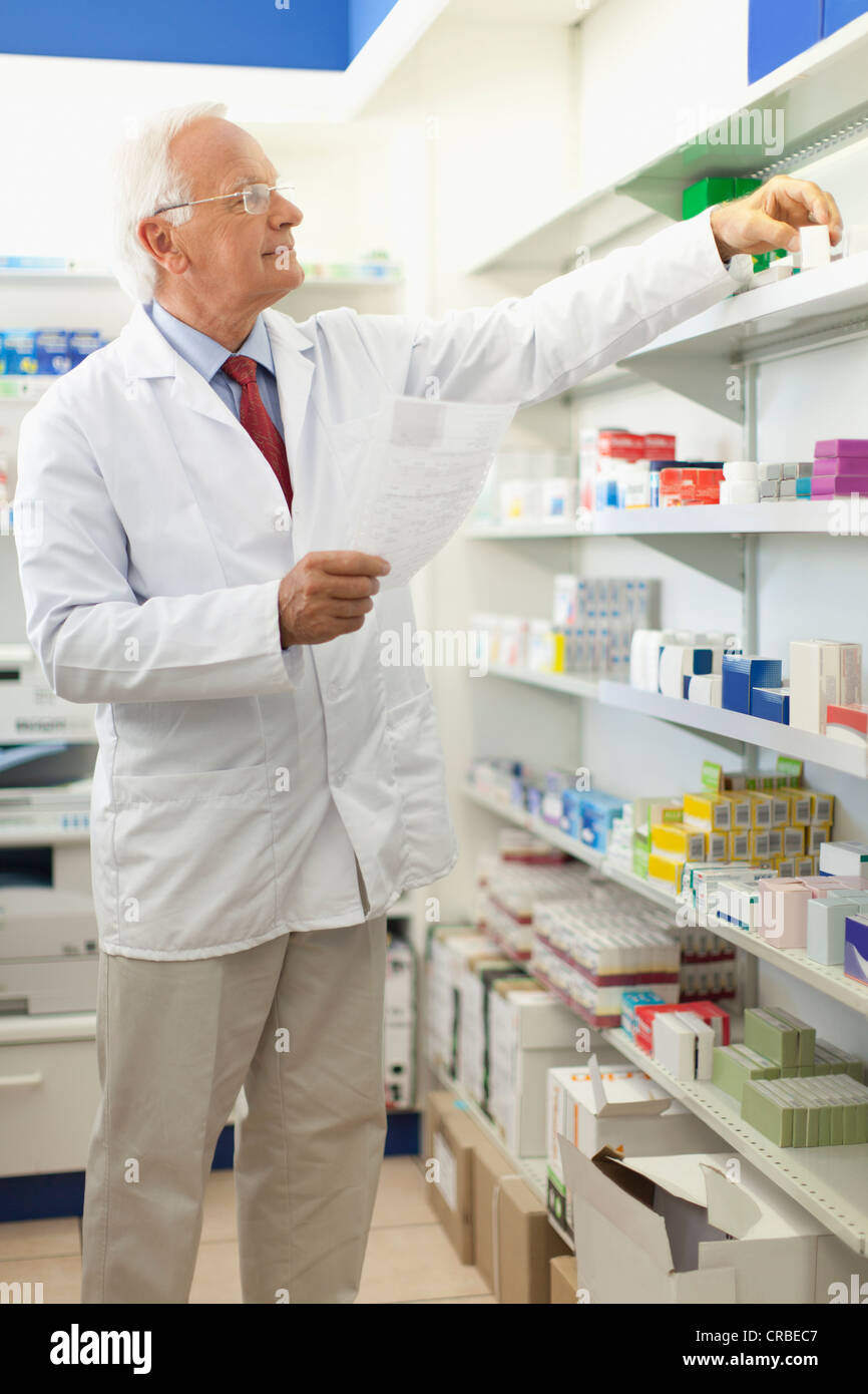 Pharmacist filling prescription Stock Photo - Alamy