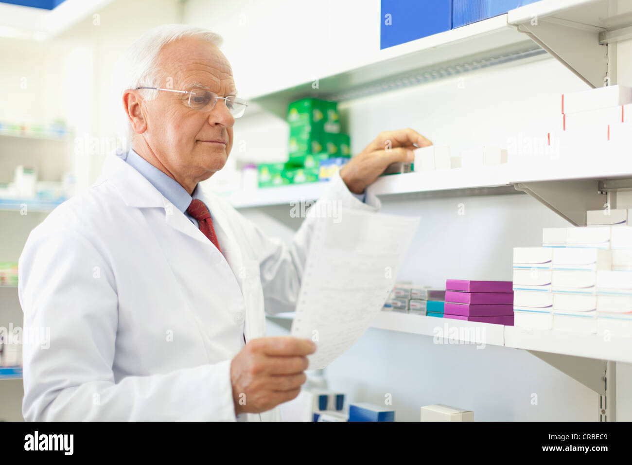Pharmacist filling prescription Stock Photo - Alamy