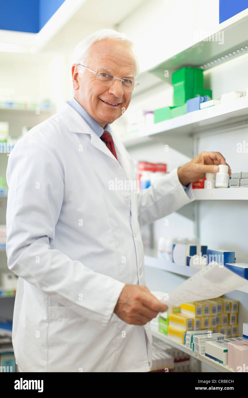 Pharmacist filling prescription Stock Photo - Alamy