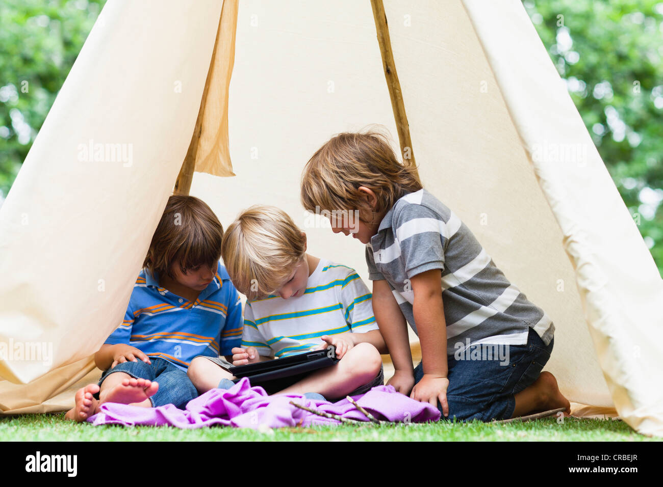 Electronic tent hi-res stock photography and images - Alamy