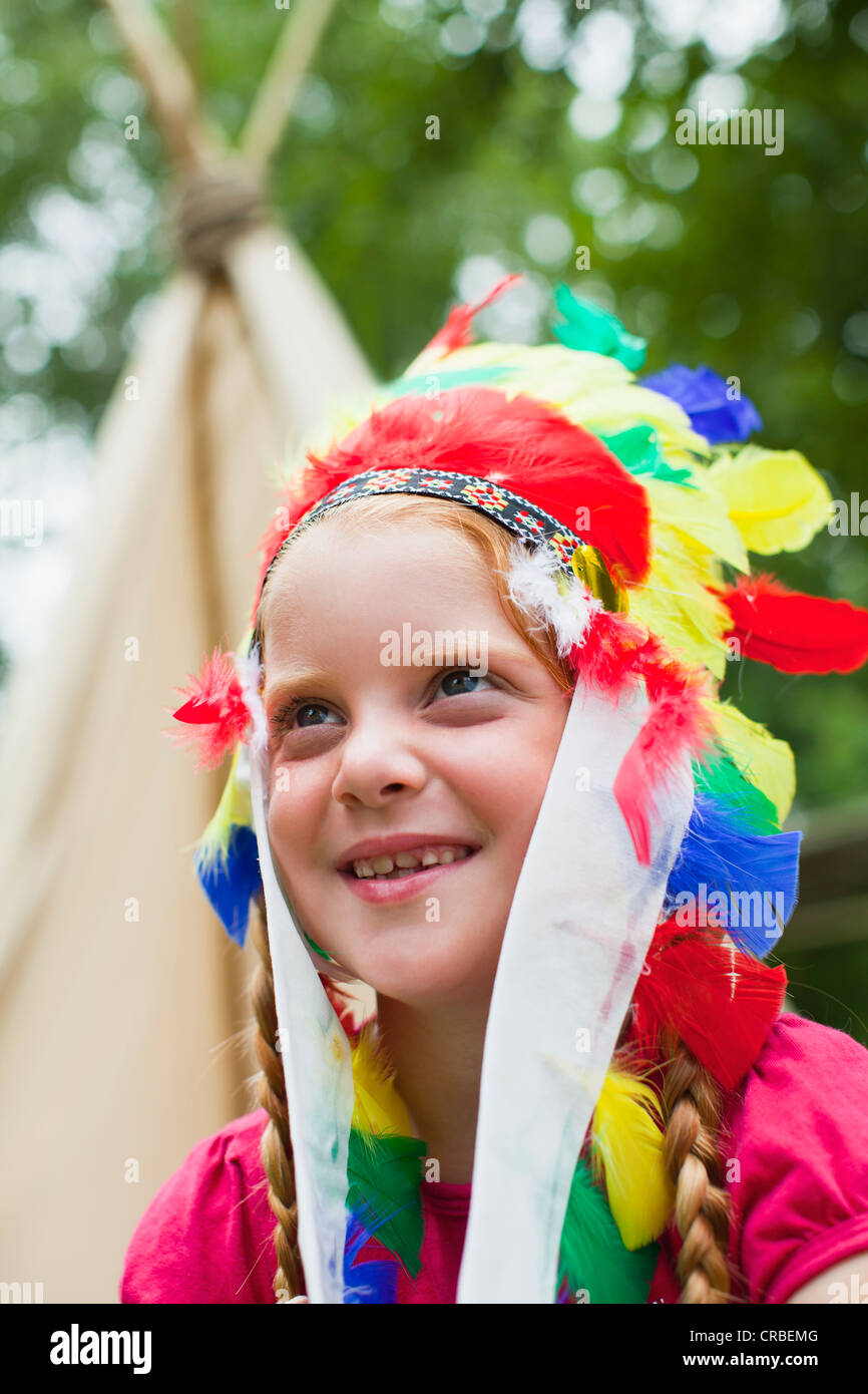Girl wearing Indian headdress Stock Photo - Alamy