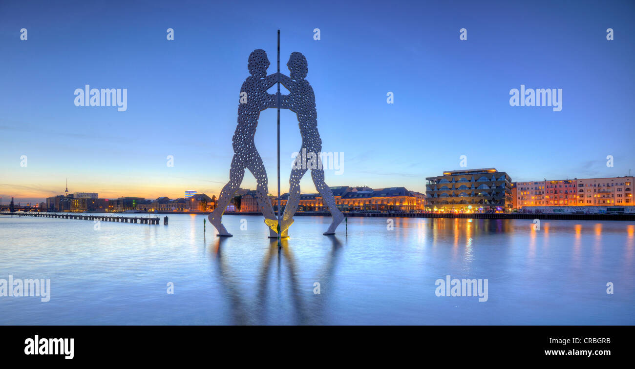 Molecule Man, a 30m high monumental work of art by sculptor Jonathan ...