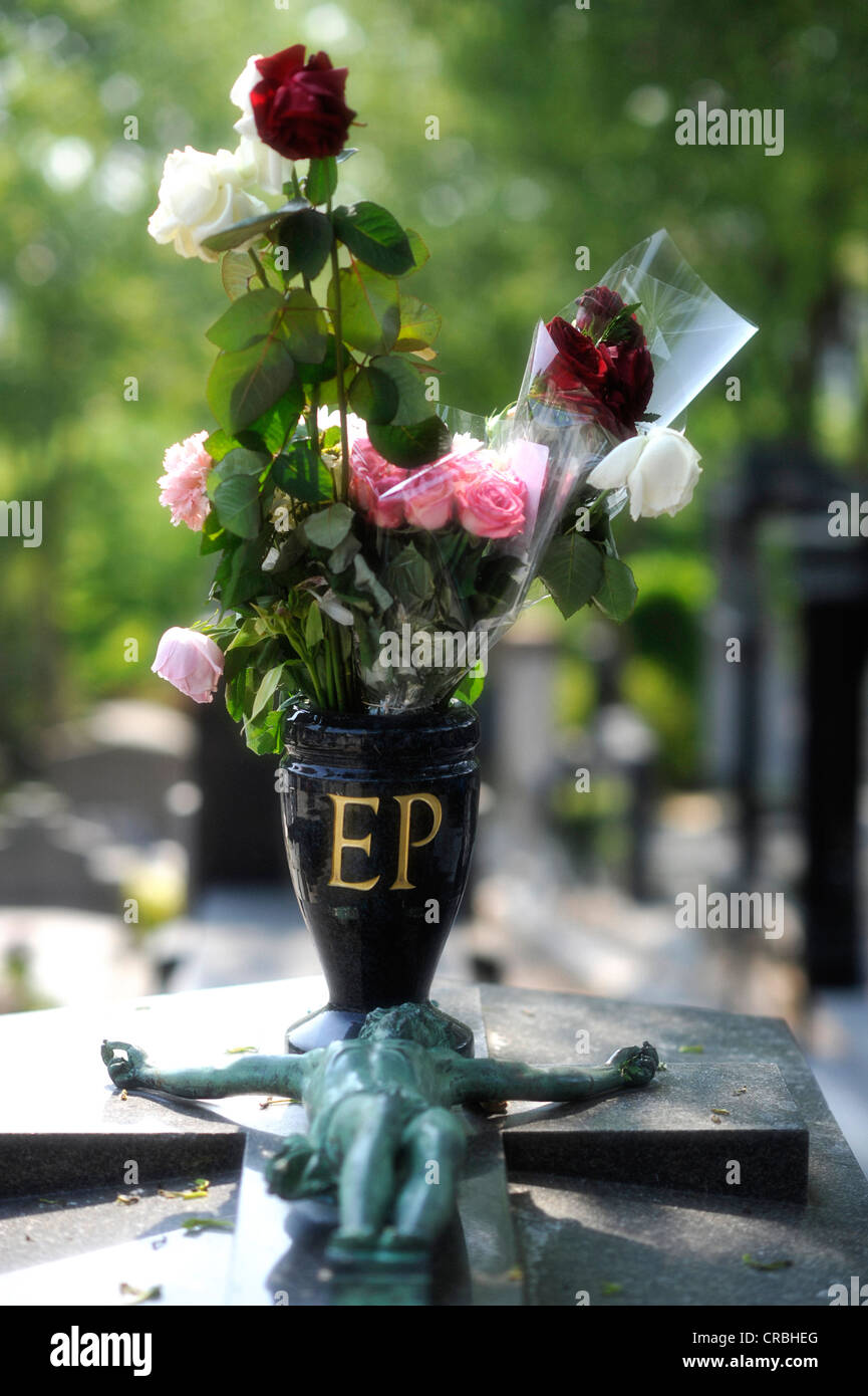 Roses on the grave of Edith Piaf, Pere Lachaise Cemetery, Paris, France ...