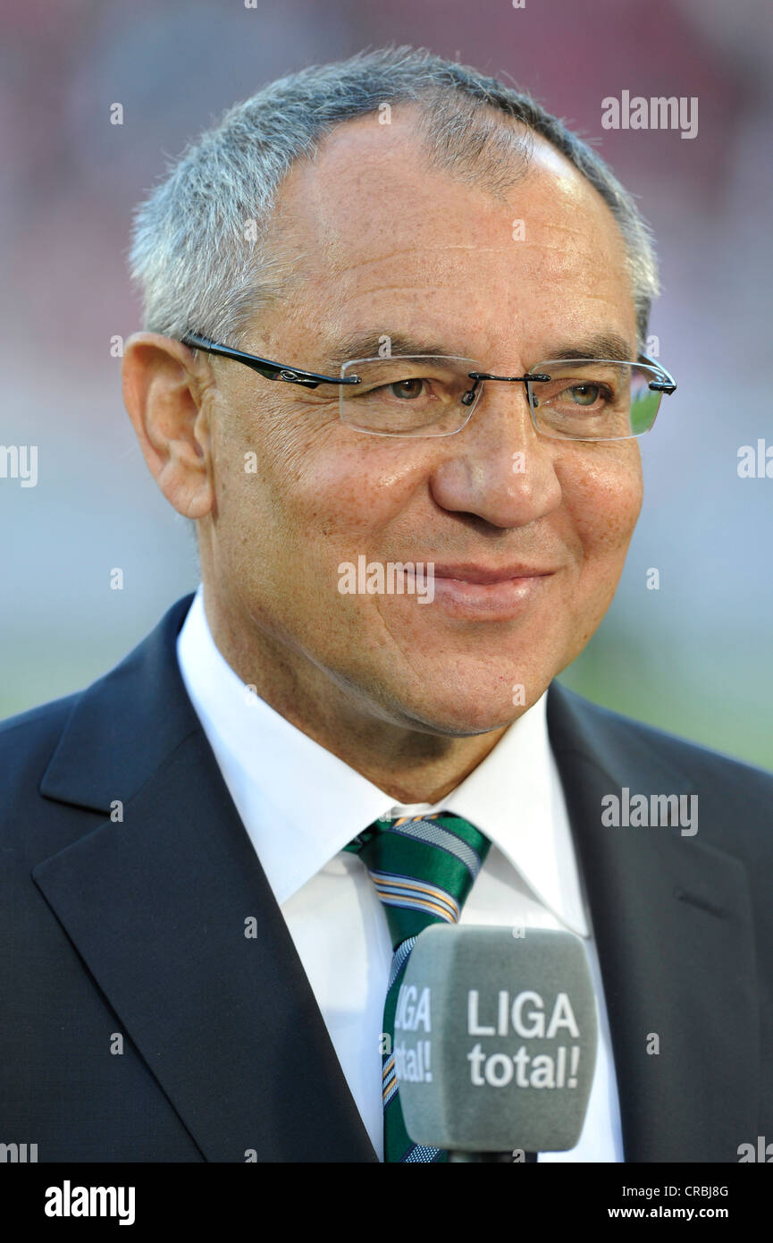 Coach Felix Magath, VfL Wolfsburg, in an interview with microphone ...